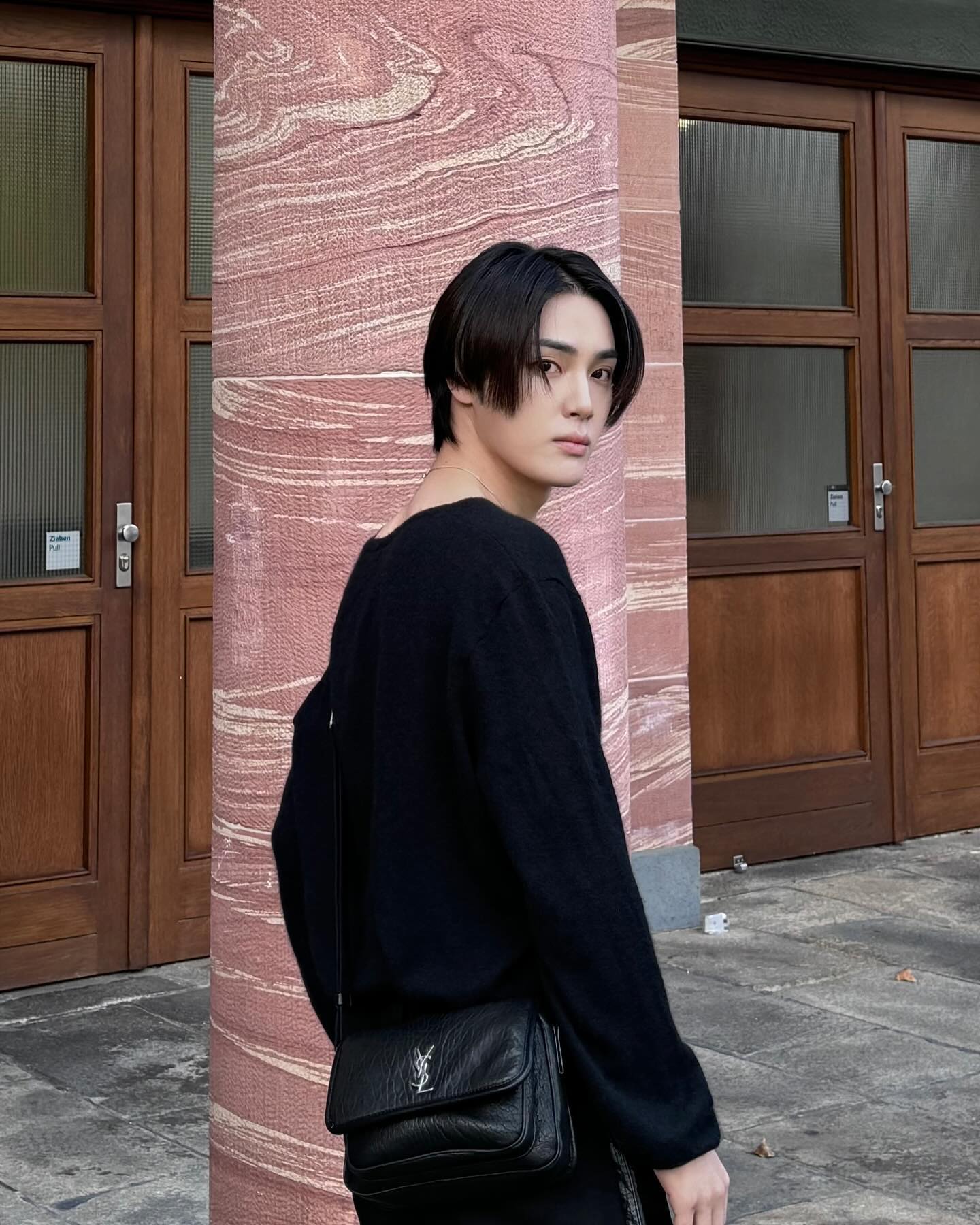 與AV女優親密互動又捲性交易疑雲！THE BOYZ周鶴年火速退團 並遭